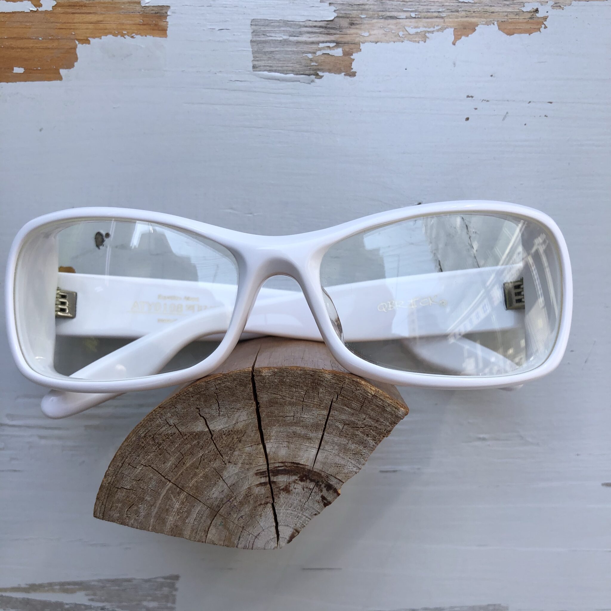 白のキューブリックが太い – 高円寺のメガネ屋さん powerspex BOSTON